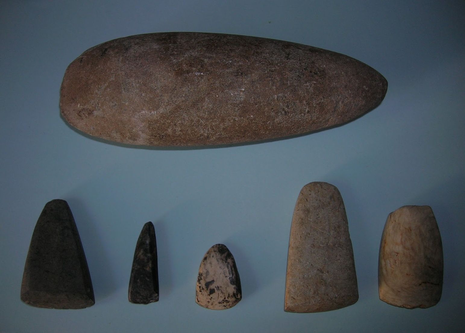 Usos y creencias de la piedra del rayo en León